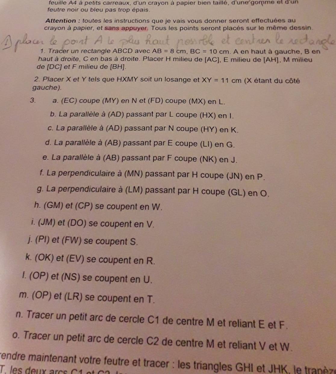 Résolu :feuille A4 à petits carreaux, d'un crayon à papier bien taillé ...