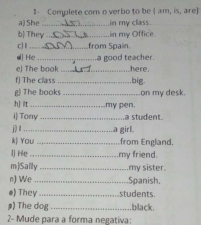 Resolvido:1- Complete com o verbo to be ( am, is, are). a) She _in my ...