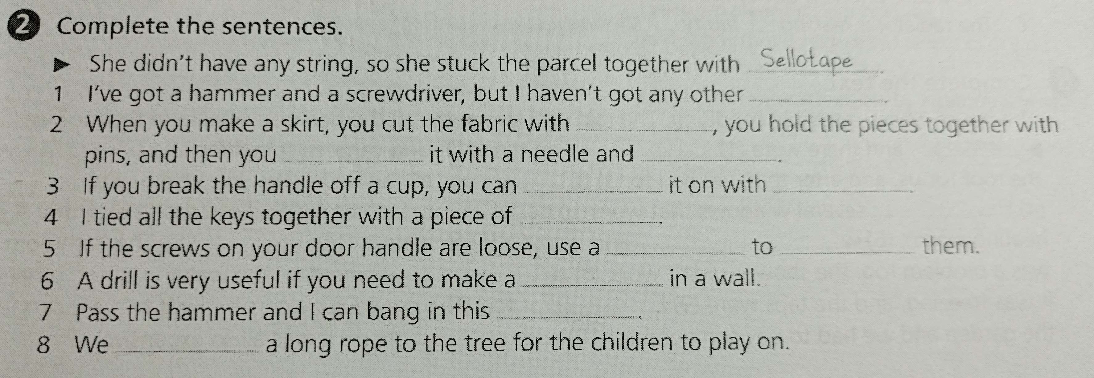 Giải quyết:Complete the sentences. She didn't have any string, so she ...