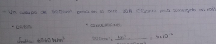 Resuelto:Un evepo de 500cm^3 peio en el are 2ON CGonio peo sumerg do on ...