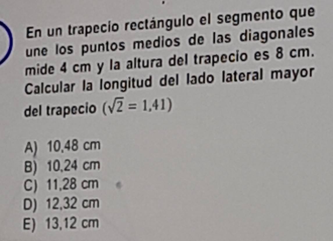 Resuelto:En un trapecio rectángulo el segmento que une los puntos medios de las diagonales mide 4 c