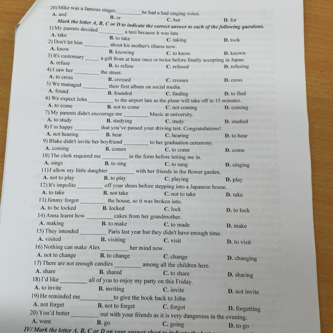 Giải quyết:Mike was a famous singer, _he had a bad singing voice. A ...