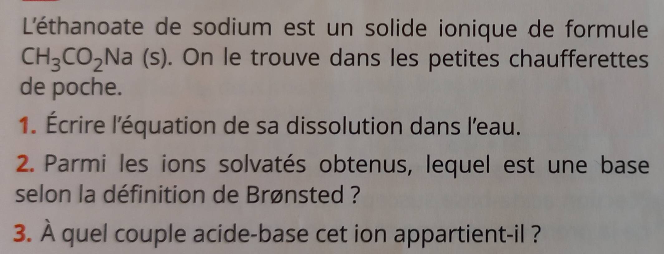 Résolu :L'éthanoate de sodium est un solide ionique de formule CH_3CO ...