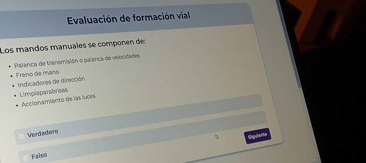 Resuelto:Evaluación de formación vial Los mandos manuales se componen de: Palanca de transmisión o