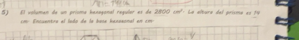 Resuelto:El volumen de un prisma hexagonal regular es de 2800cm^3 · La ...
