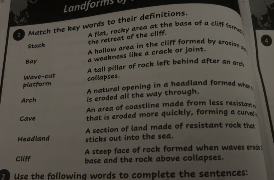 Résolu :Landforms o 10 Match the key words to their definitions. A flat ...
