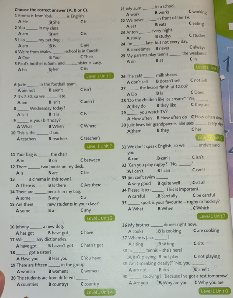 Risolto:Choose the correct answer (A, B or C). 21 My aunt _in a school ...
