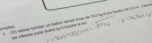 Solved: On laisse tomber un ballon rempli d'eau de 10,0 kg d'une ...