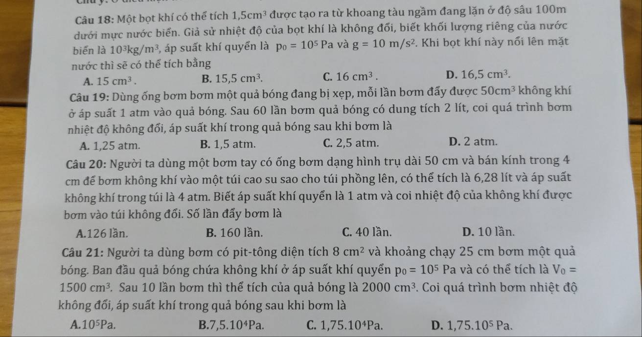 Giải quyết:Một bọt khí có thể tích 1,5cm^3 được tạo ra từ khoang tàu ...